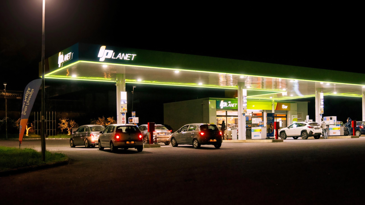 Transitioning Italian service station areas into EV charging ...